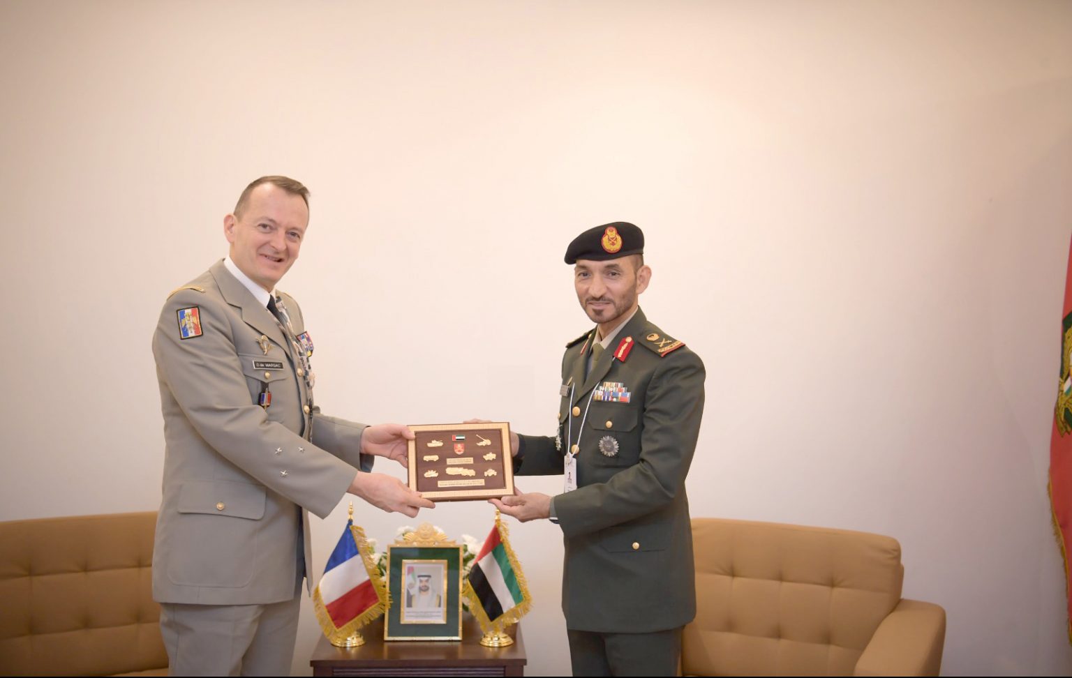 Commander of UAE Land Forces meets high-ranking officials at IDEX ...